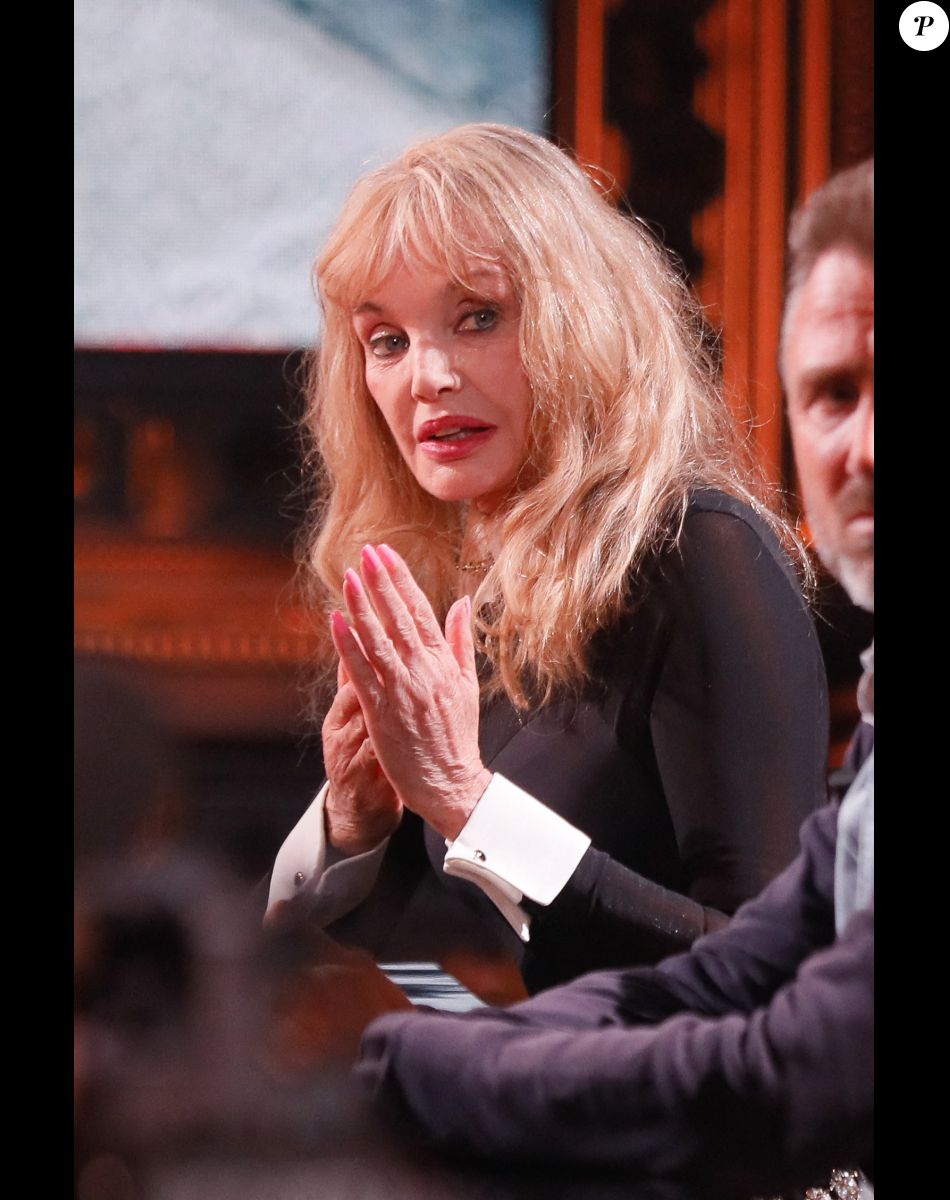 Arielle Dombasle poitrine à l'air en vacances : sa vidéo topless fait ...