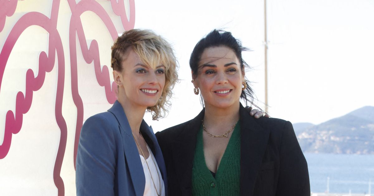 Sara Mortensen et Lola Dewaere au photocall de la série Astrid et ...