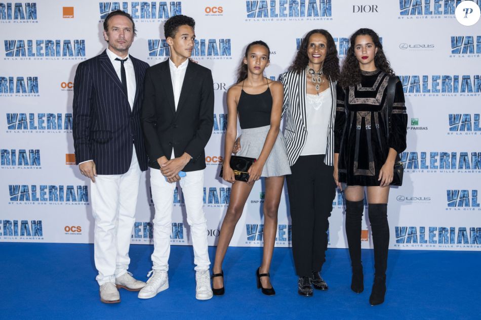 Vincent Perez avec sa femme Karine Silla et leurs enfants Iman, Tess et ...