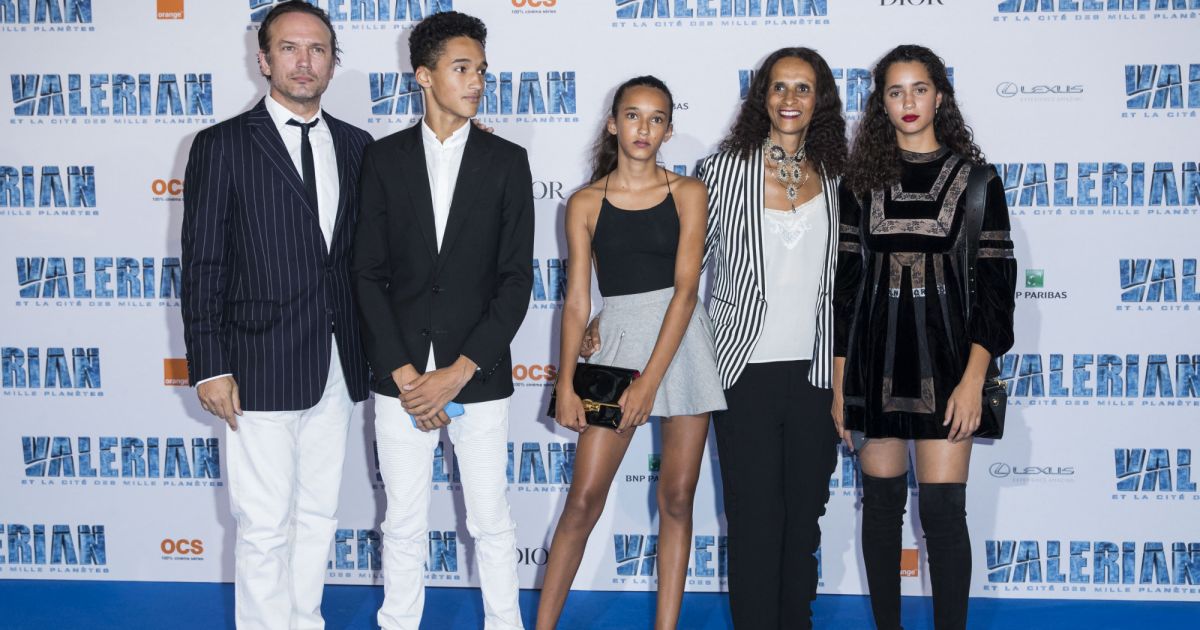 Vincent Perez avec sa femme Karine Silla et leurs enfants Iman, Tess et ...