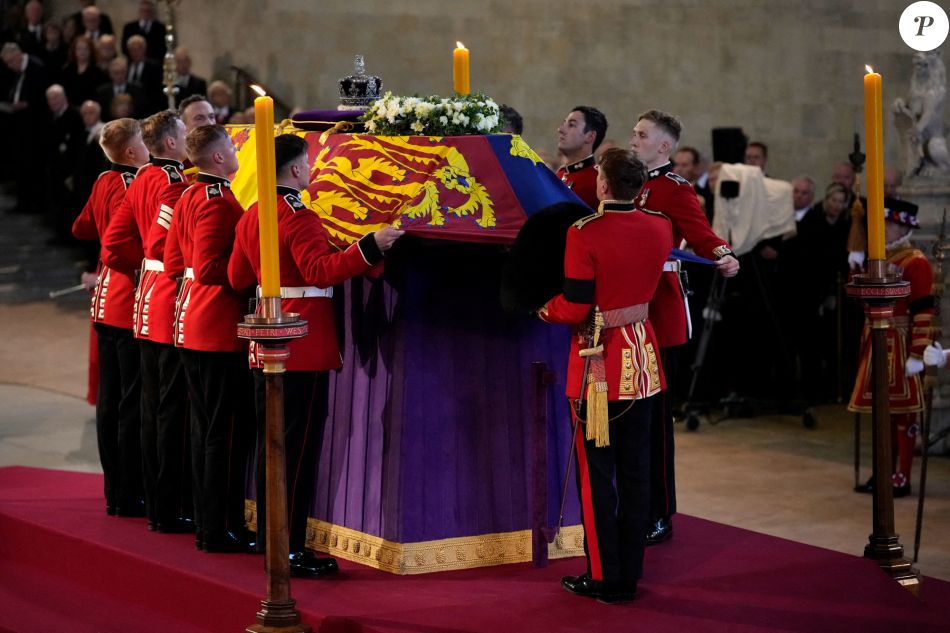Procession cérémonielle du cercueil de la reine Elisabeth II du palais ... Procession cérémonielle du cercueil de la reine Elisabeth II du palais ...