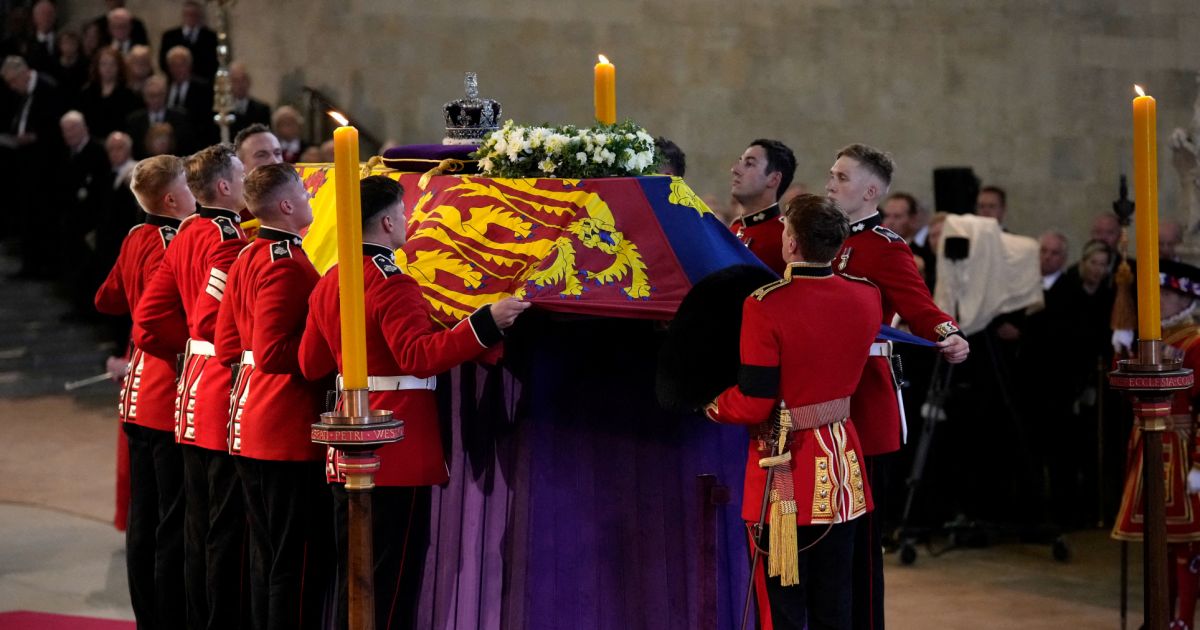 Procession Cérémonielle Du Cercueil De La Reine Elisabeth Ii Du Palais
