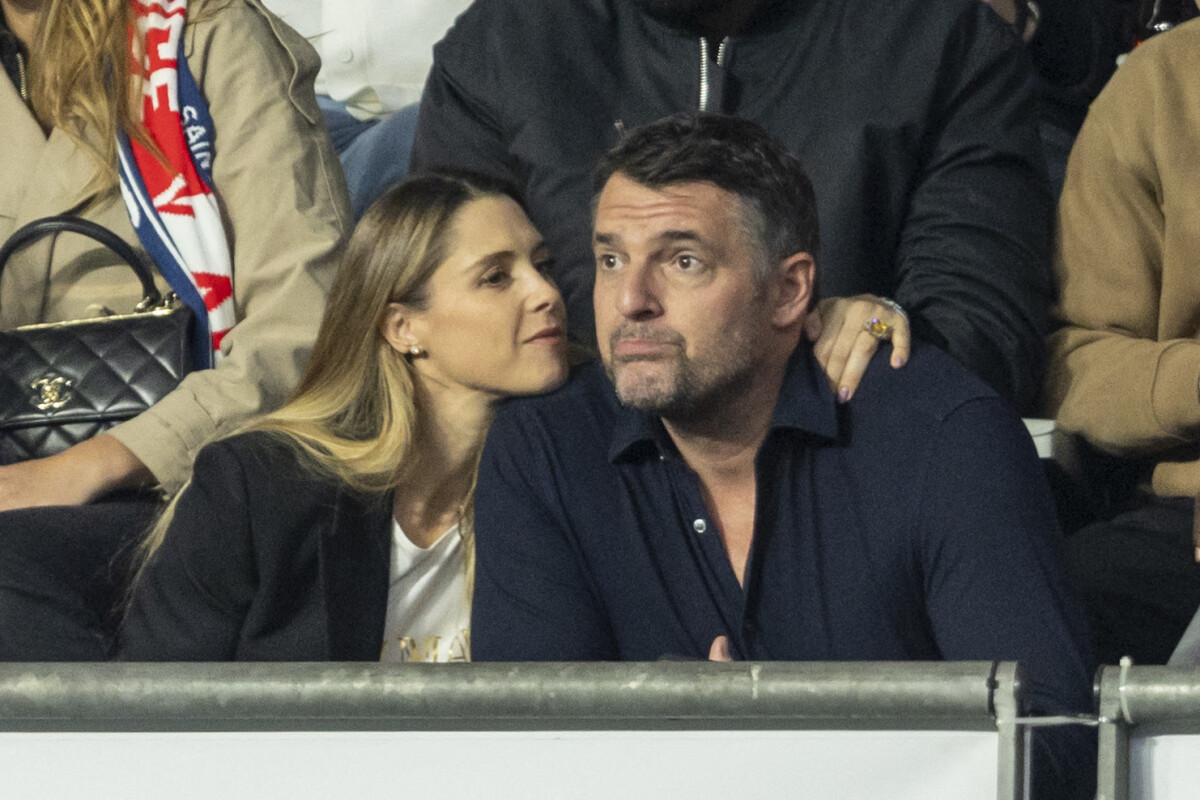 Photo : Arnaud Ducret et sa femme Claire Francisci - People dans les tribunes lors du match de ...