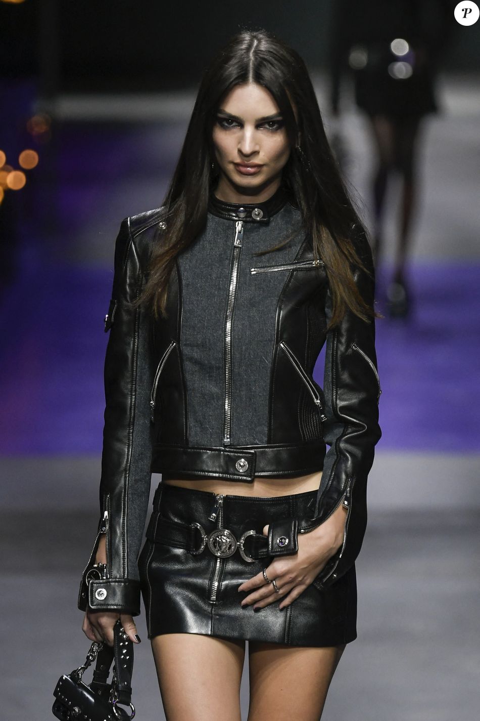 Emily Ratajkoswski - Défilé de mode Versace Prêt-à-porter printemps/été ...