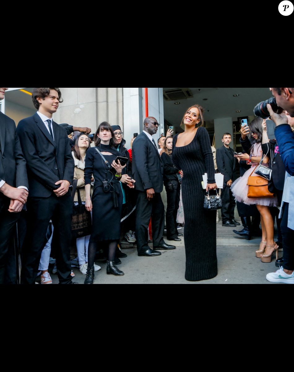 Amel Bent radieuse dans une robe très moulante, Paris Jackson ose les ...