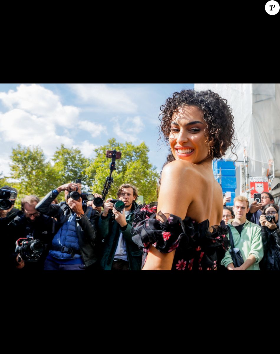 Amel Bent radieuse dans une robe très moulante, Paris Jackson ose les ...