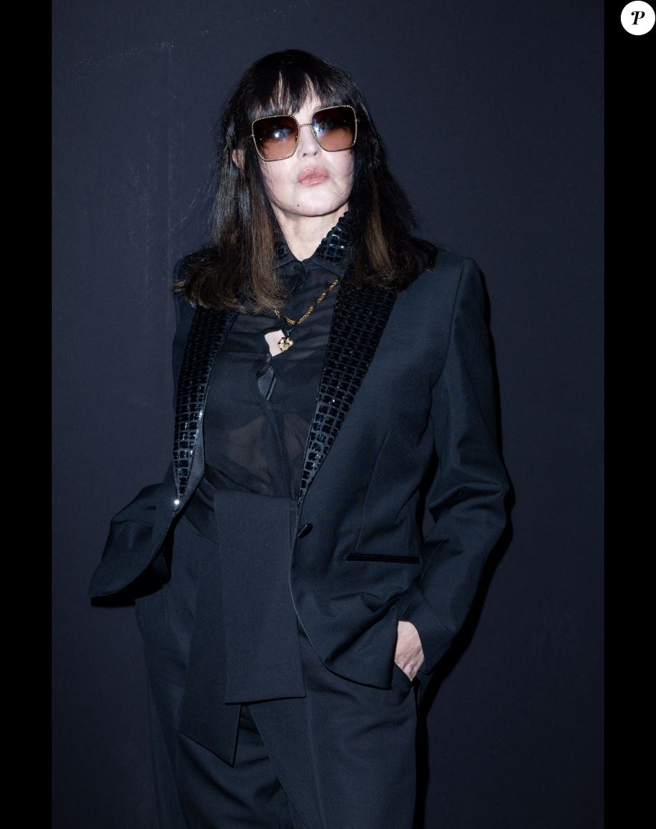 Isabelle Adjani sobre et élégante face à Zahia Dehar, le ventre à nu ...