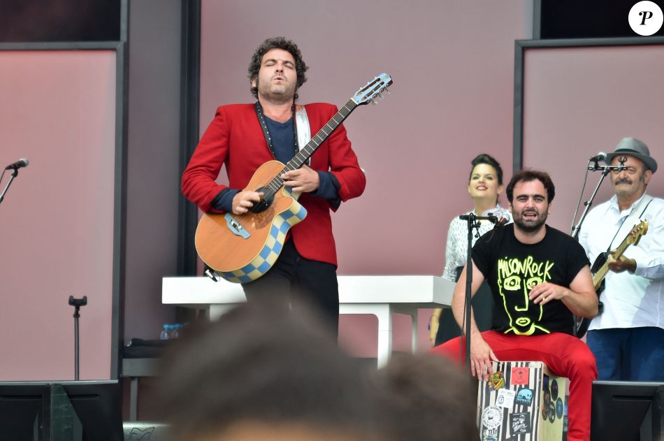 La famille Chedid (Louis, Matthieu, Joseph et Anna Chedid) réunie pour ...