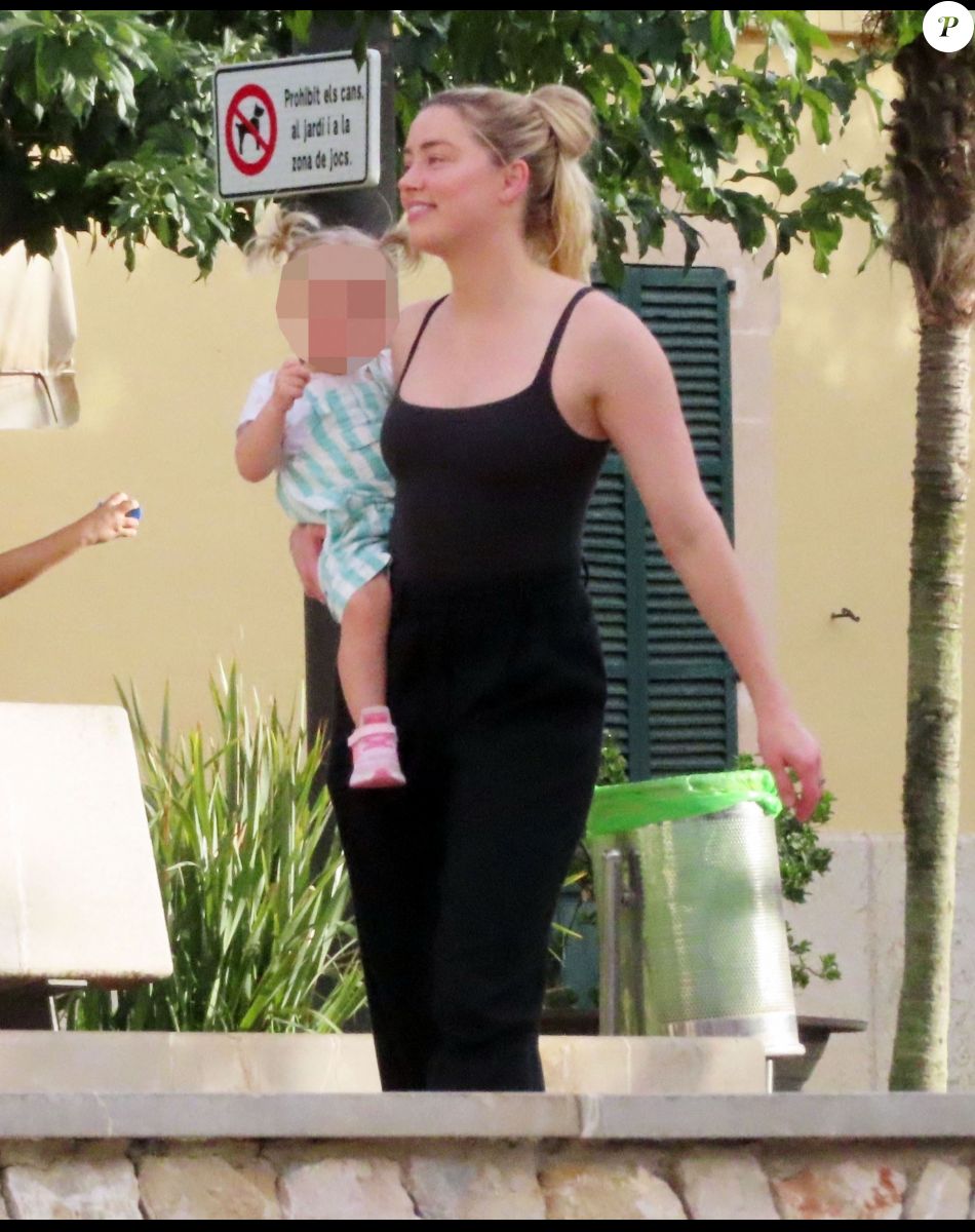 Amber Heard maman : surprise, l'actrice réapparait en Europe avec sa ...
