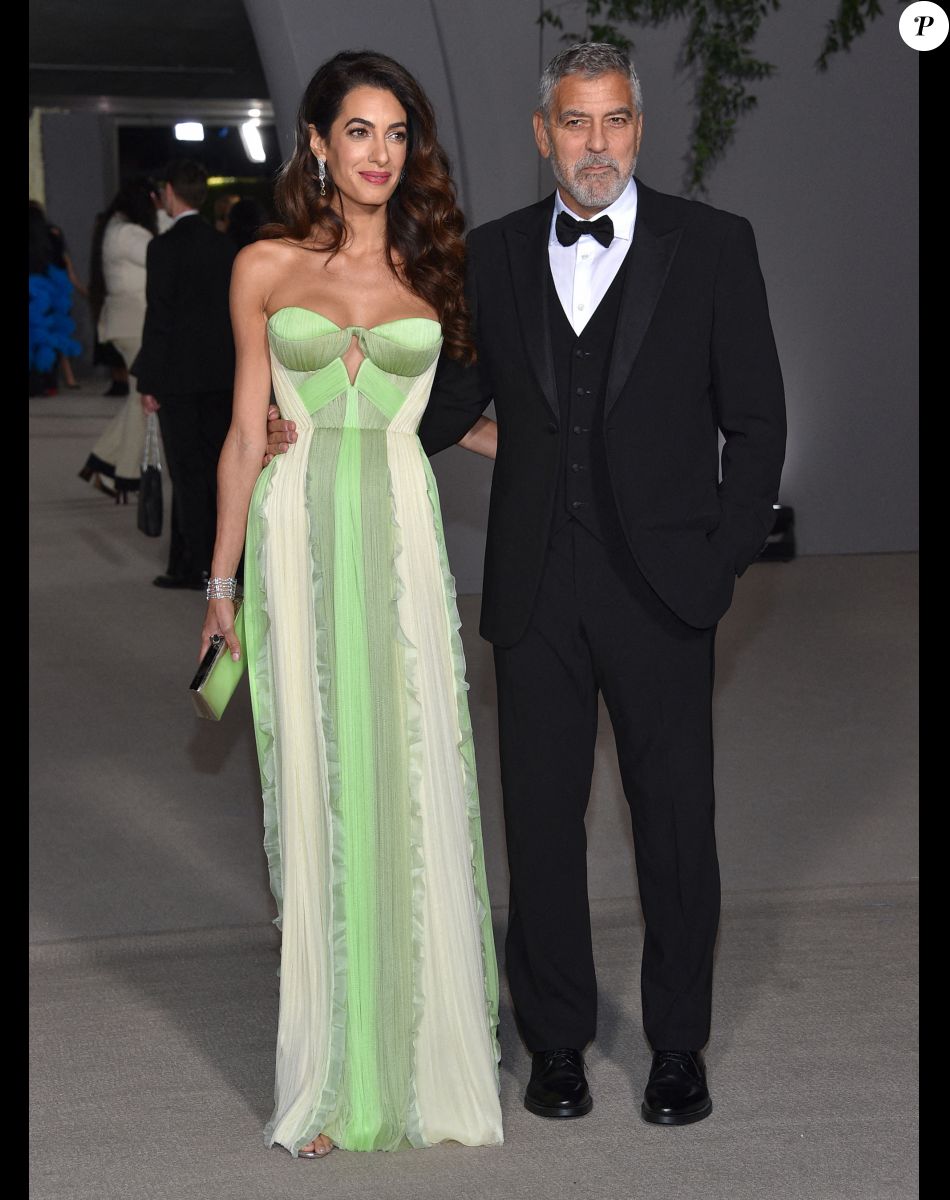 Amal Clooney en décolleté sublime au bras de George, Julia Roberts ...