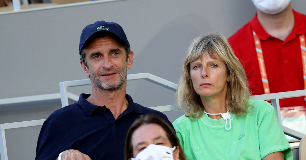 Karin Viard et Manuel Herrero dans les tribunes des Internationaux de ...