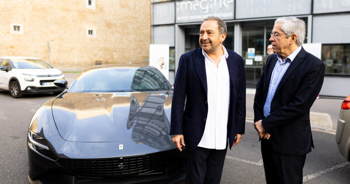 Patrick Timsit remet une Ferrari à un heureux gagnant d'une tombola ...