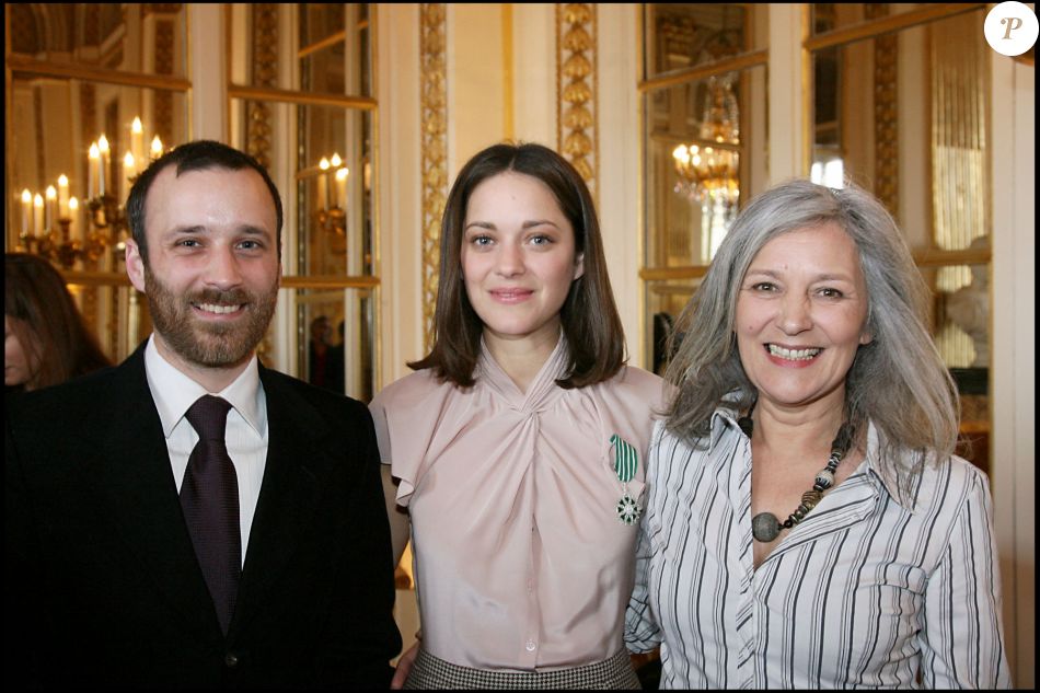 Marion Cotillard a reçu l'insigne de Chevalider des arts et des lettres ...