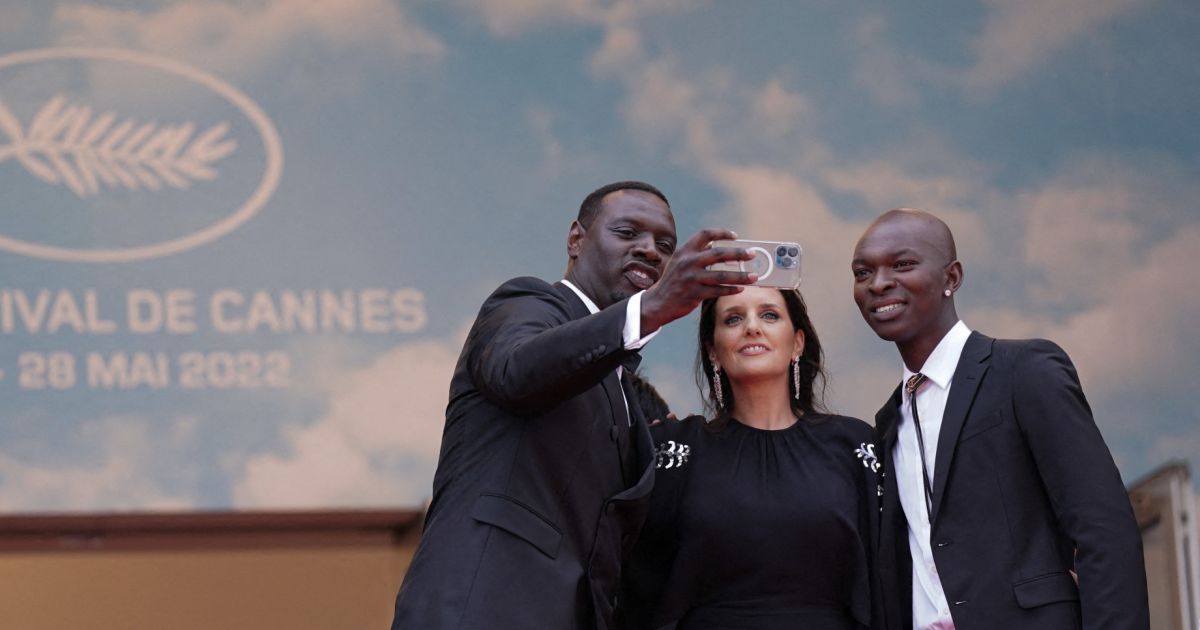 Omar Sy avec sa femme Hélène, Alassane Diong à la montée des marches de ...