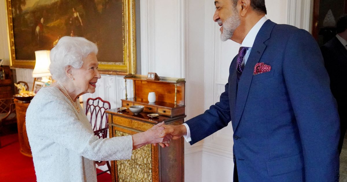 La reine Elizabeth II d'Angleterre reçoit en audience le Sultan d'Oman ...