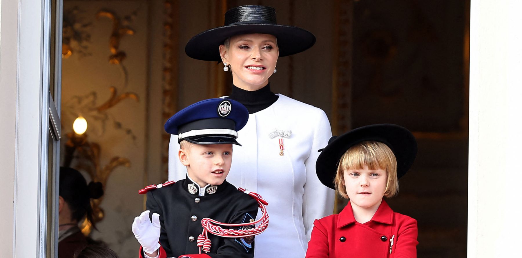 Jacques en uniforme de carabinier, avec un képi et Gabriella timide en ...