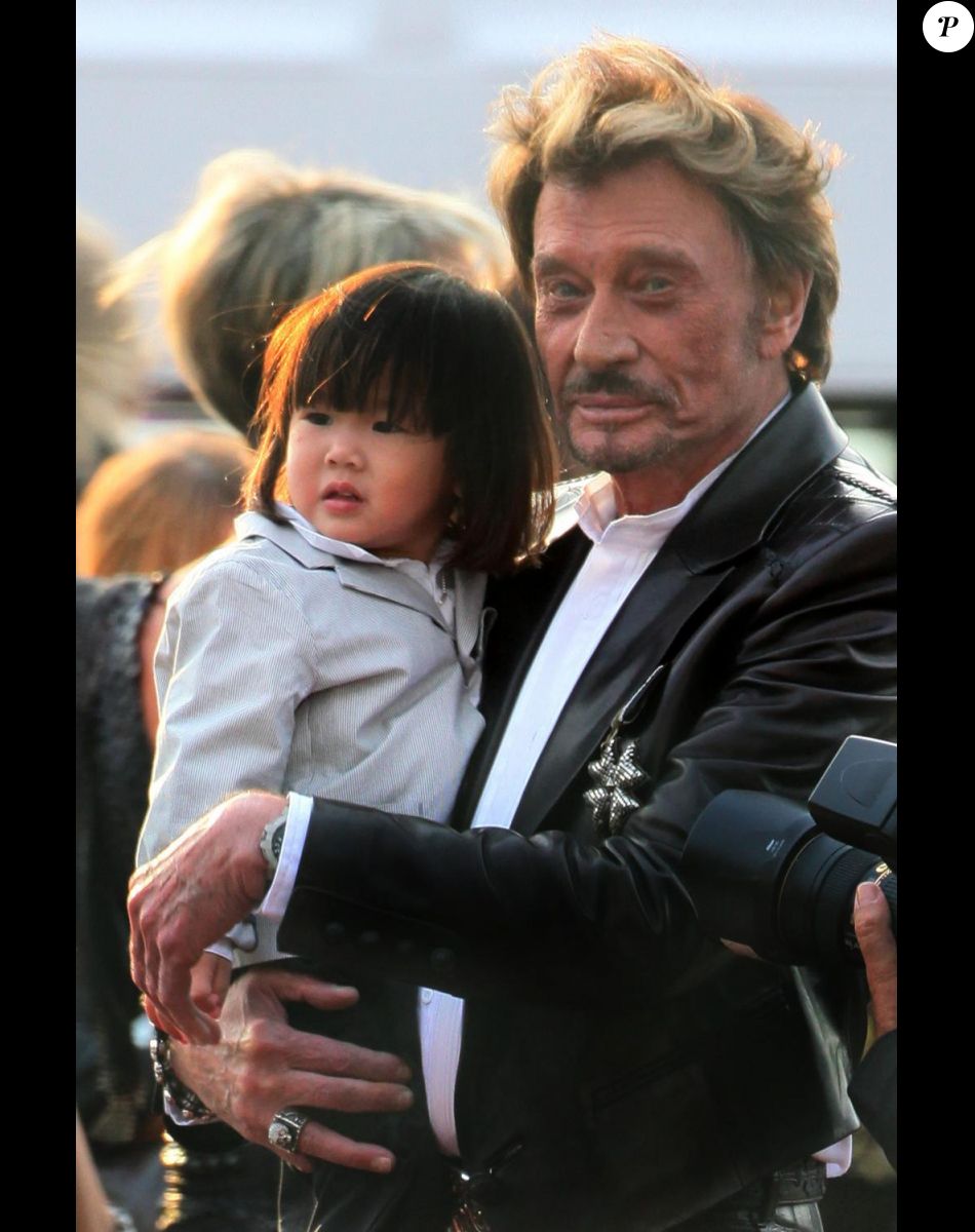Isabelle Bouysse (Mystères de l'amour) nue face à Johnny Hallyday et ...