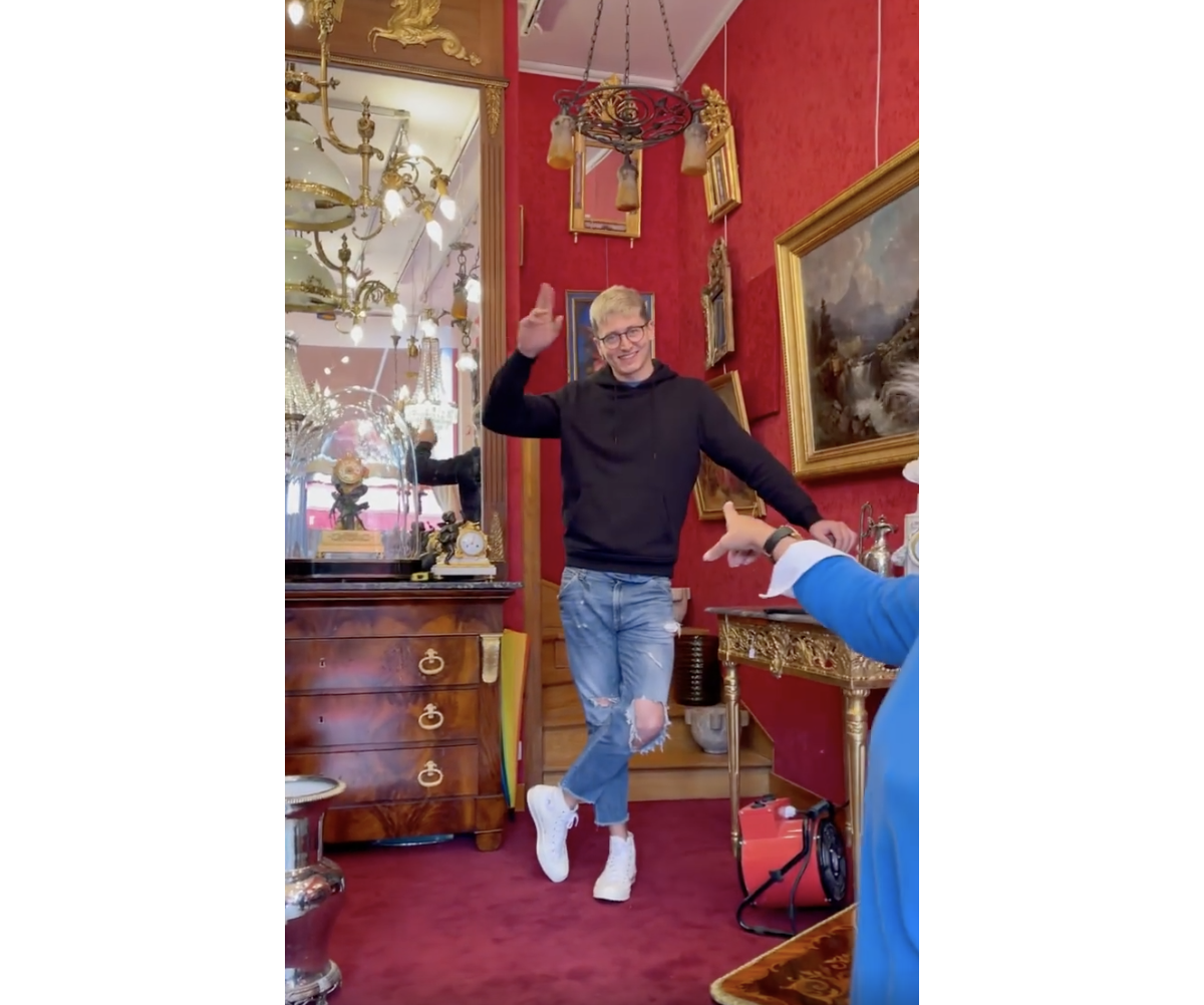 Photo : Stan (Star Academy) dans la boutique de brocantes de sa mère ...