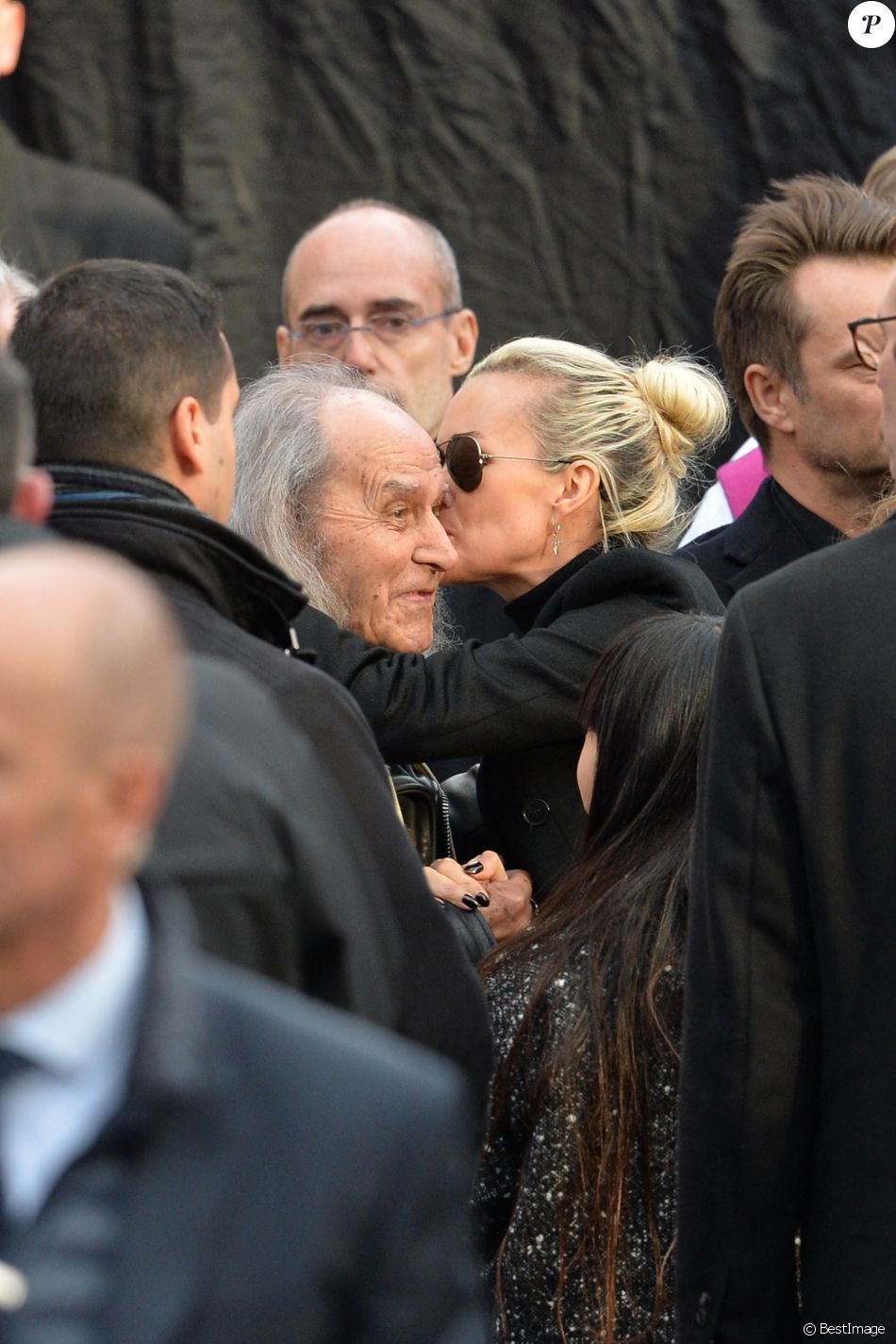Laeticia Hallyday embrasse le père Guy Gilbert - Sorties de l'église de ...