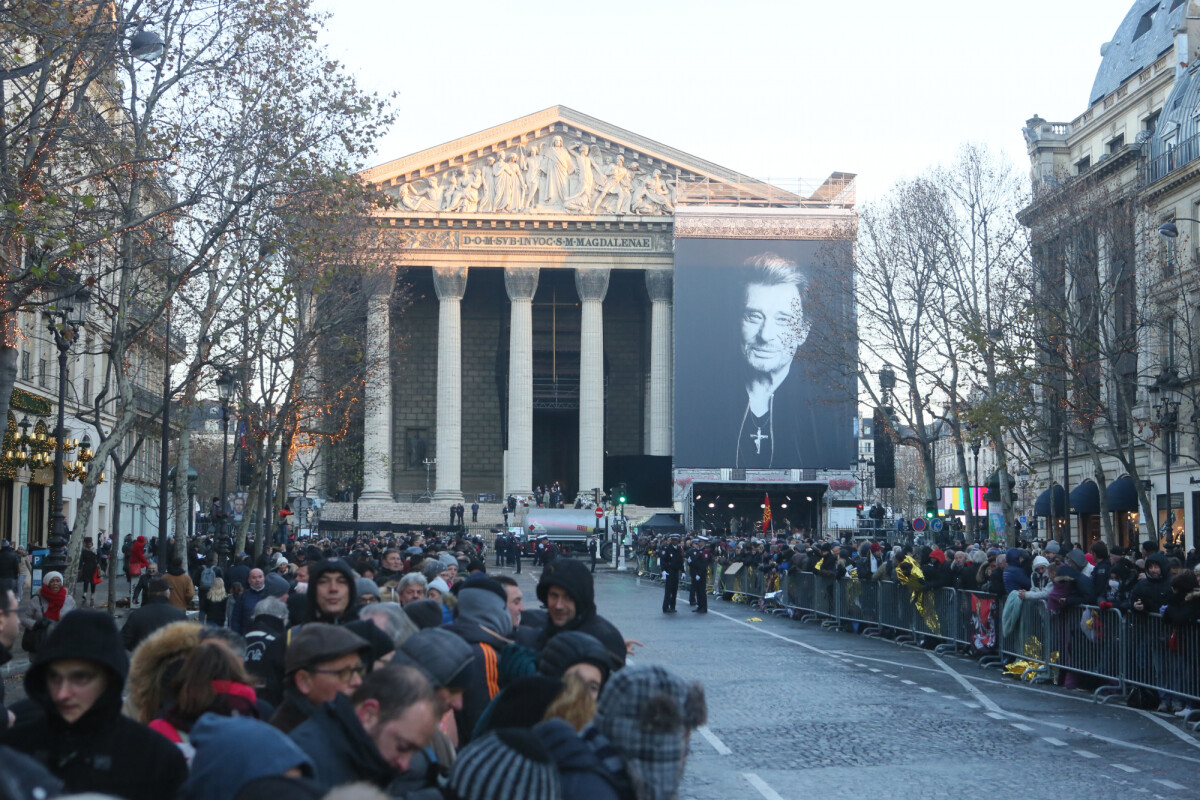 Photo : La foule lors des obsèques de Johnny Hallyday devant l'église ...