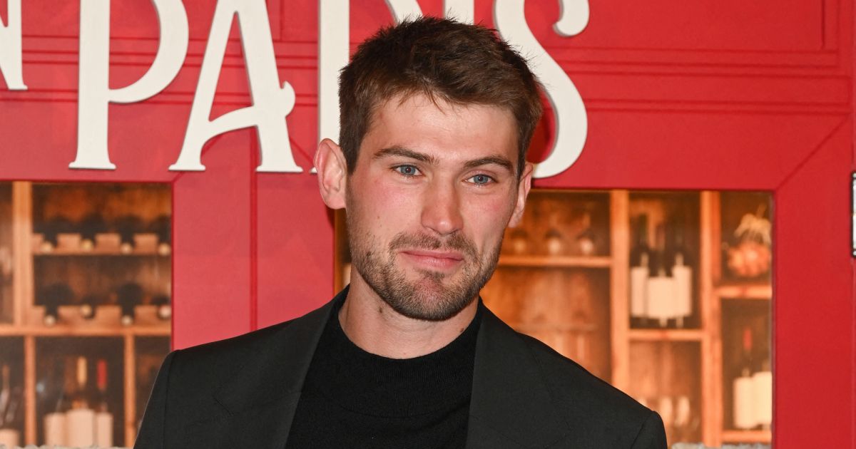 Victor Meutelet - Avant-première du film Netflix Emily in Paris saison ...