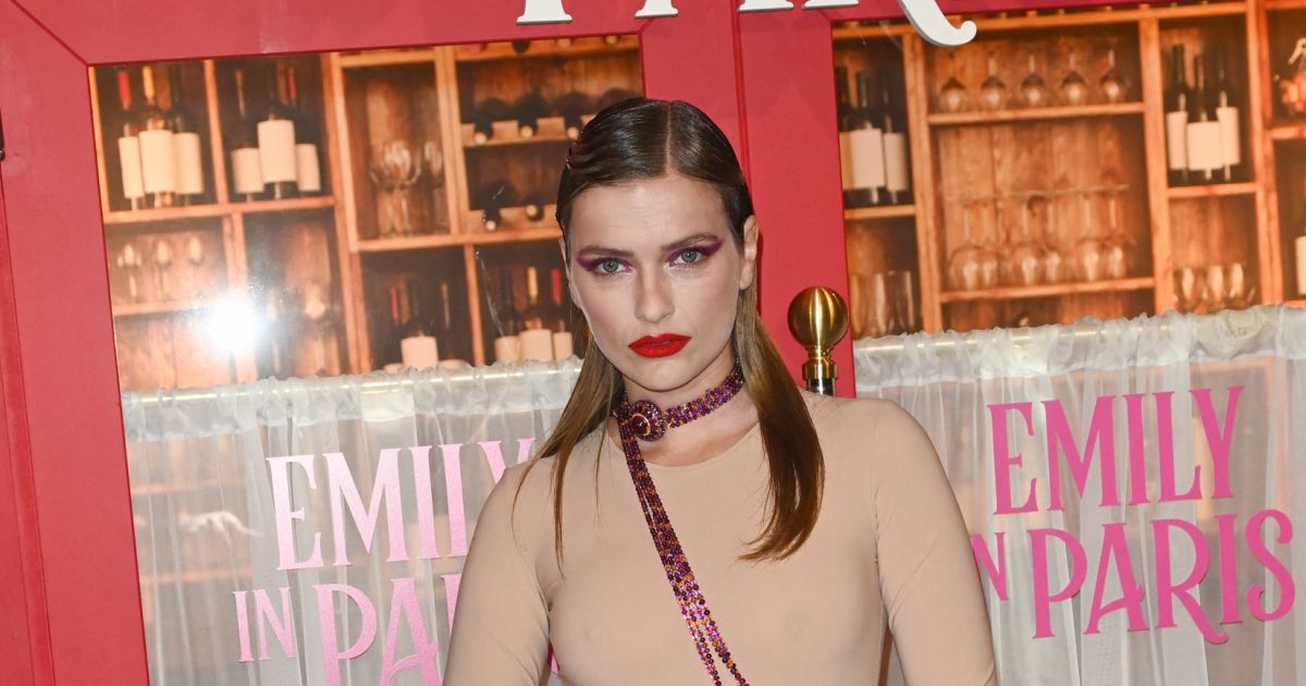Camille Razat - Avant-première du film Netflix Emily in Paris saison 3 au Théâtre des Champs ...