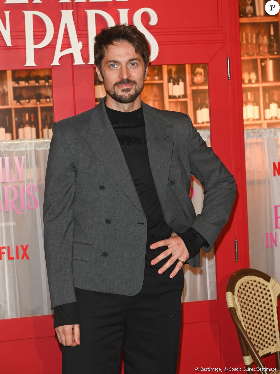 Lucas Bravo - Avant-première du film Netflix Emily in Paris saison 3 au ...
