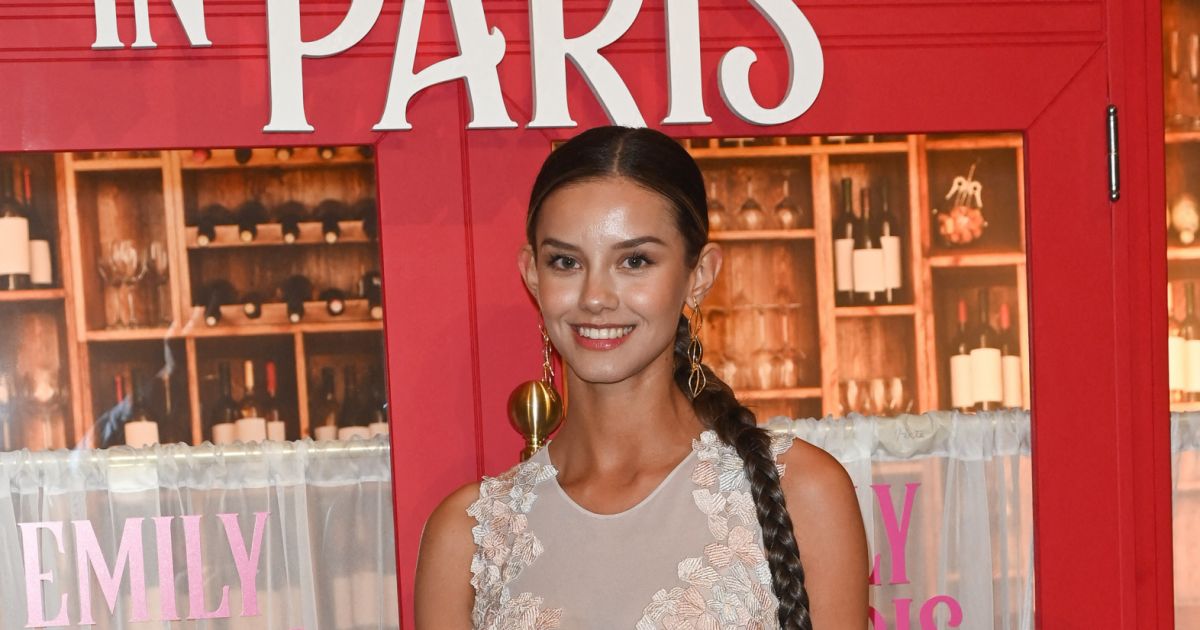 Nicola Cavanis - Avant-première du film Netflix Emily in Paris saison 3 au Théâtre des Champs ...