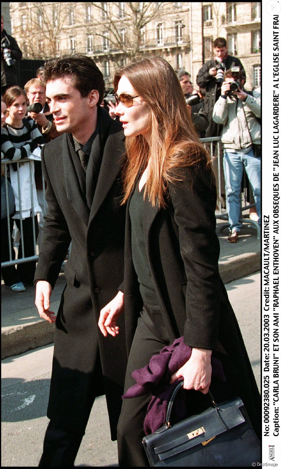 Carla Bruni et Raphaël Enthoven aux obsèques de Jean-Luc Lagardère à ...