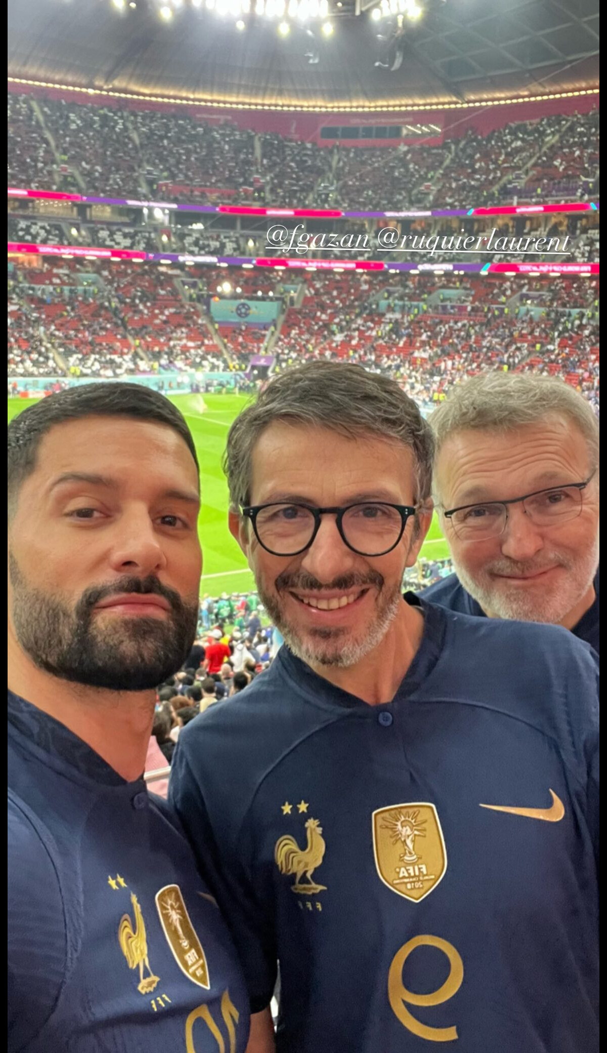 Photo : Hugo Manos encourage l'équipe de France au Qatar avec Laurent ...