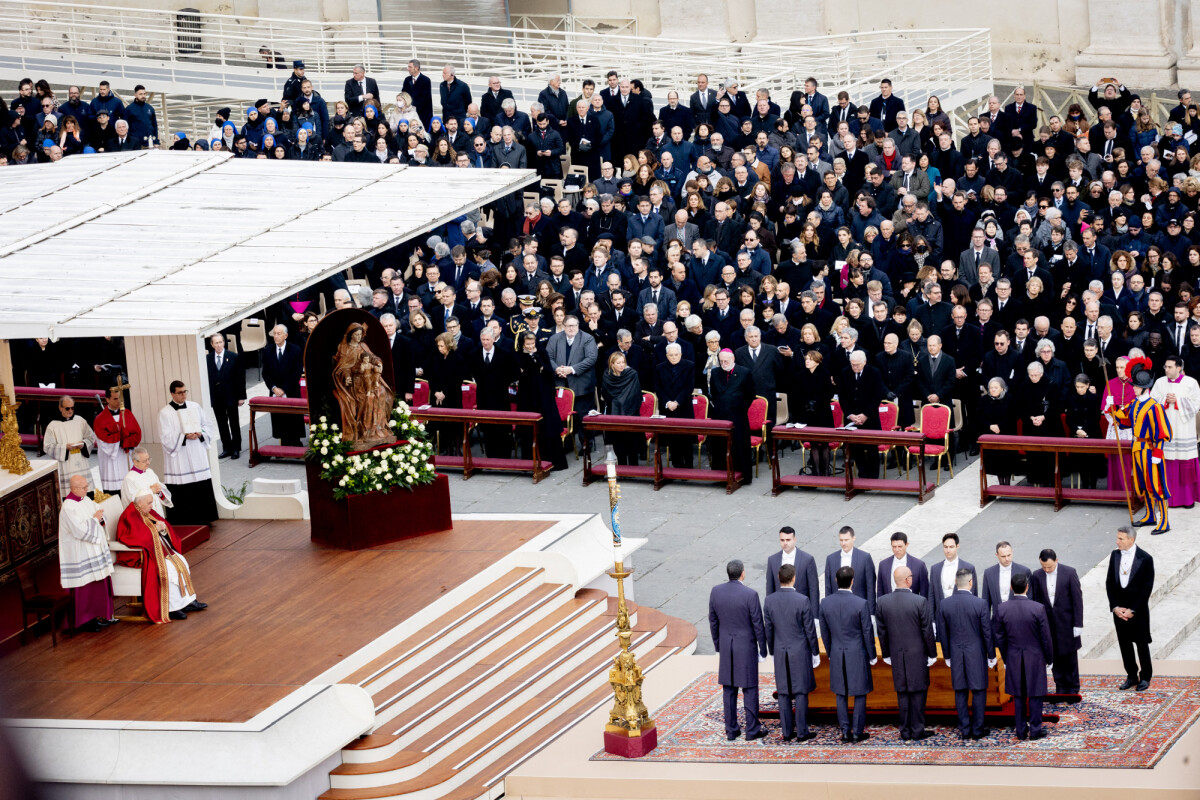 Photo : Le pape François - Obsèques du pape émérite Benoit XVI (Joseph ...
