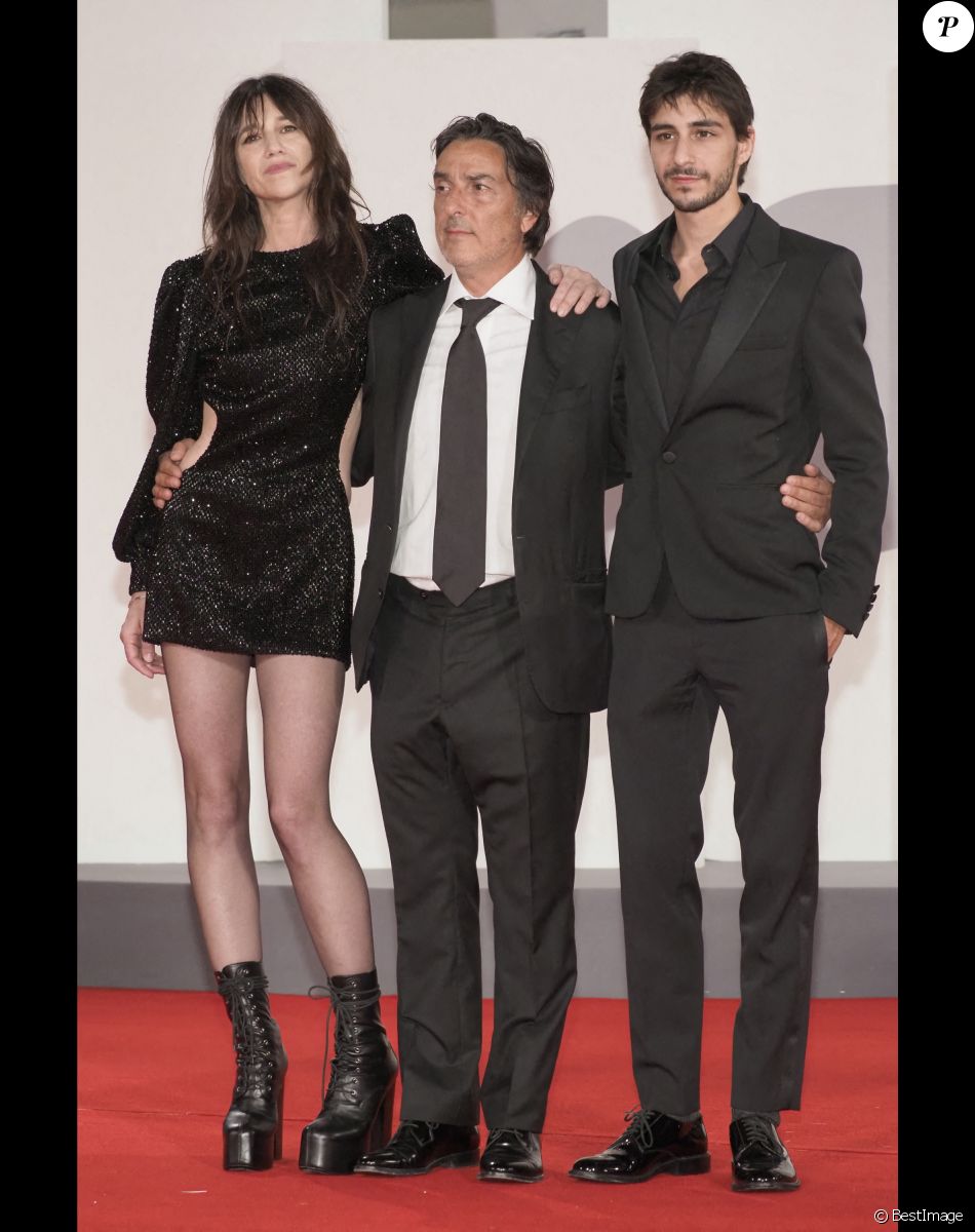 Yvan Attal : Adorable câlin avec ses deux filles pour une belle ...