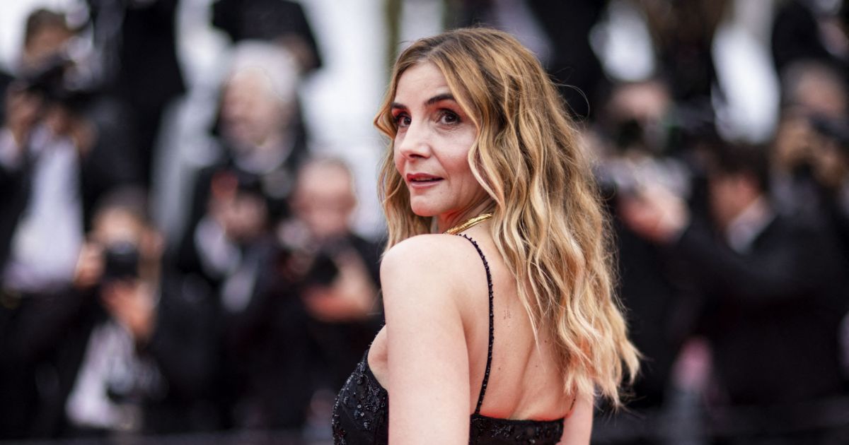 Clotilde Courau - Montée des marches du film Les Amandiers lors du 75e ...