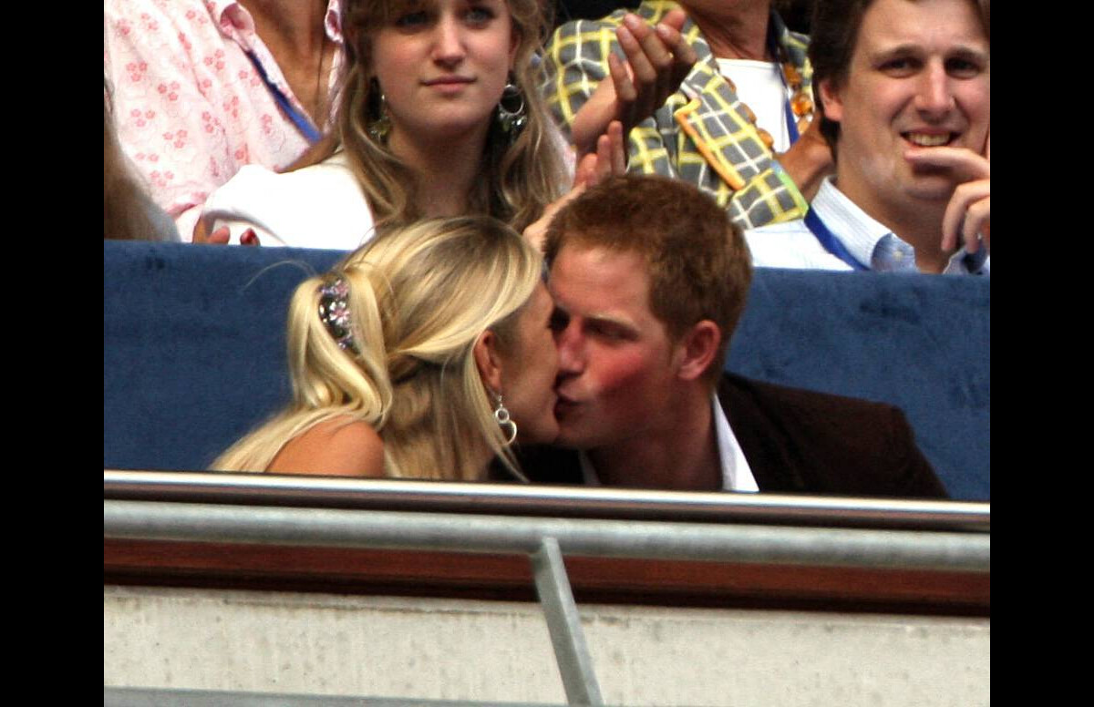 Photo : Le prince Harry embrasse sa petite amie Chelsy Davy pendant un ...