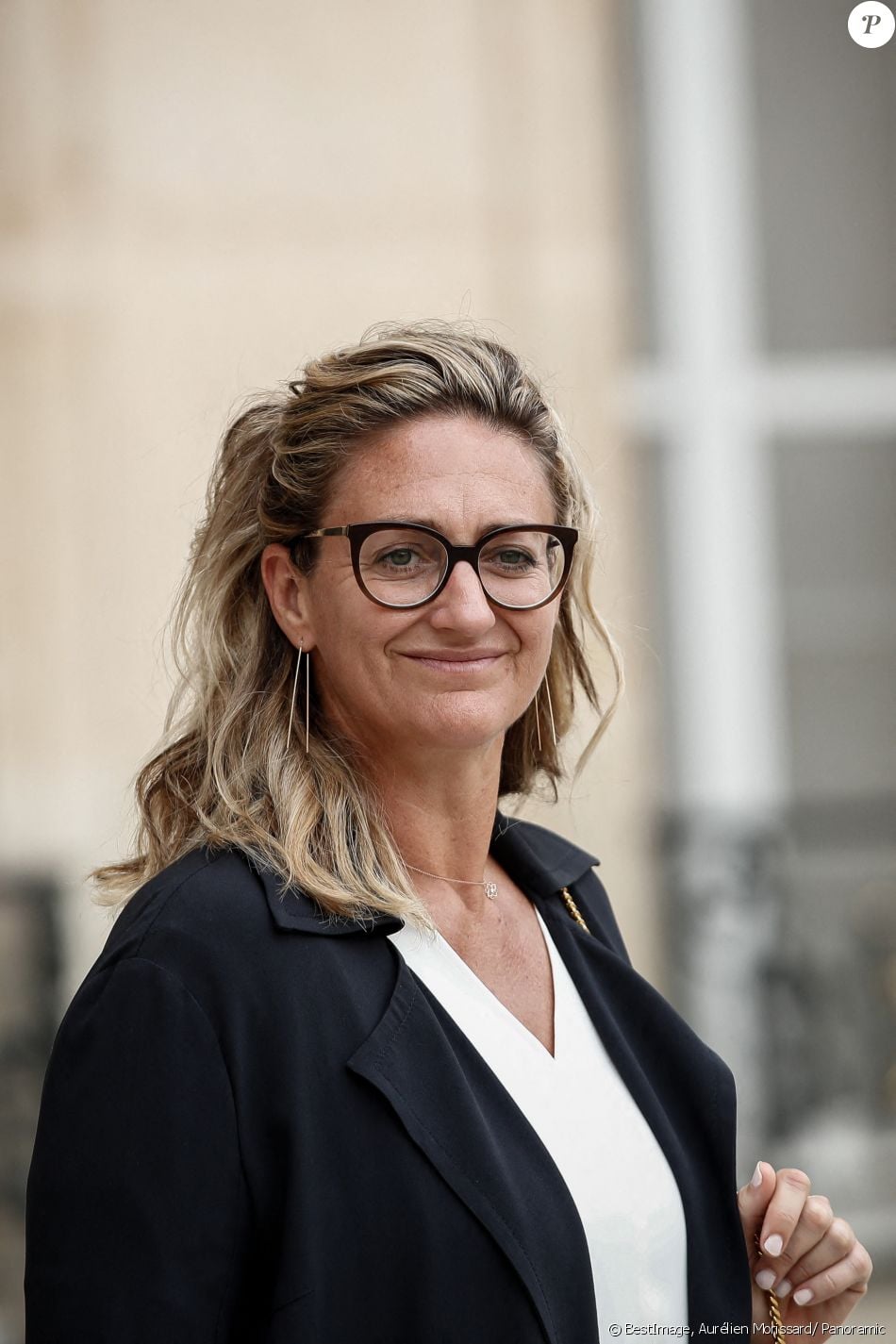 Mary Pierce à la sortie de la remise de la Légion d'honneur à la ...