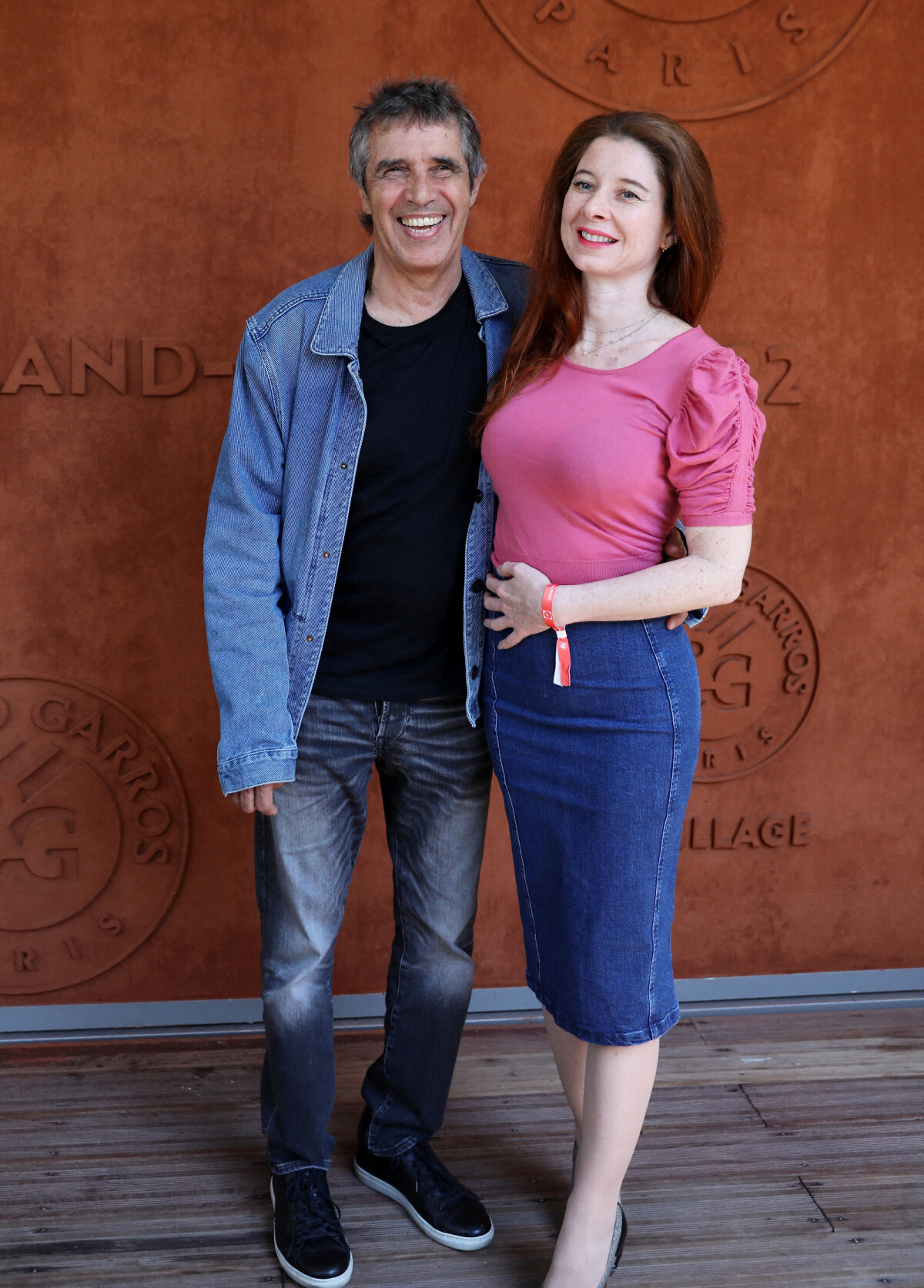 Photo : Julien Clerc avec Hélène Grémillon au village (jour 14) lors ...