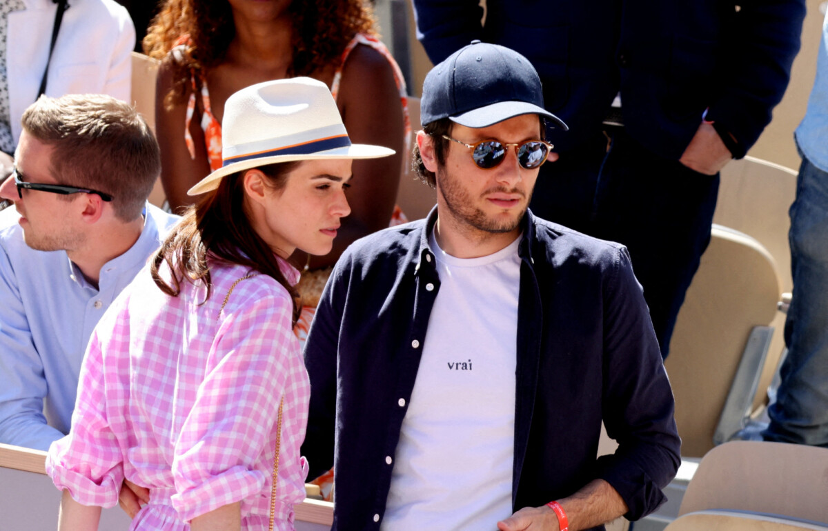 Photo : Vianney et sa compagne Catherine Robert dans les tribunes lors ...