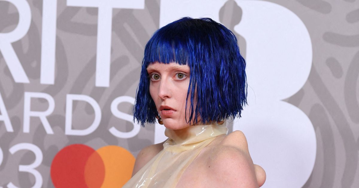 Ashnikko au photocall de la cérémonie des Brit Awards 2023 à l'O2 Arena ...