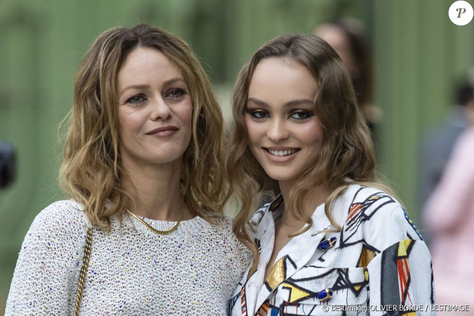 Vanessa Paradis et sa fille Lily-Rose Depp au photocall du défilé ...