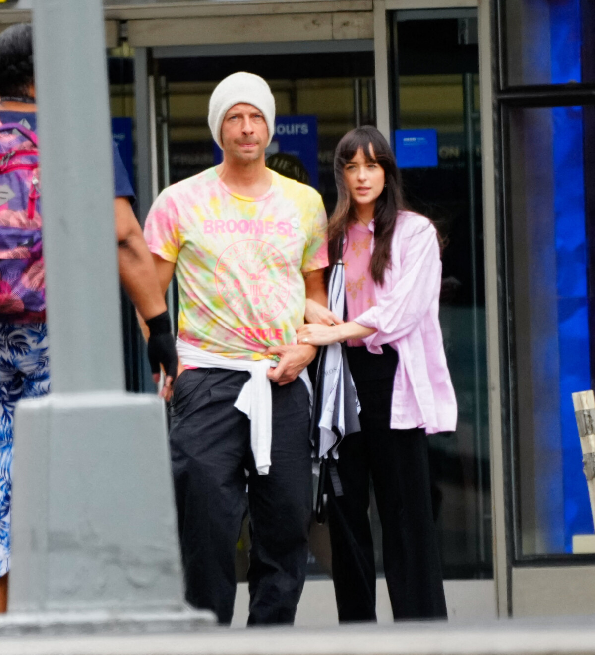 Photo : Dakota Johnson et son mari Chris Martin se promènent dans les ...