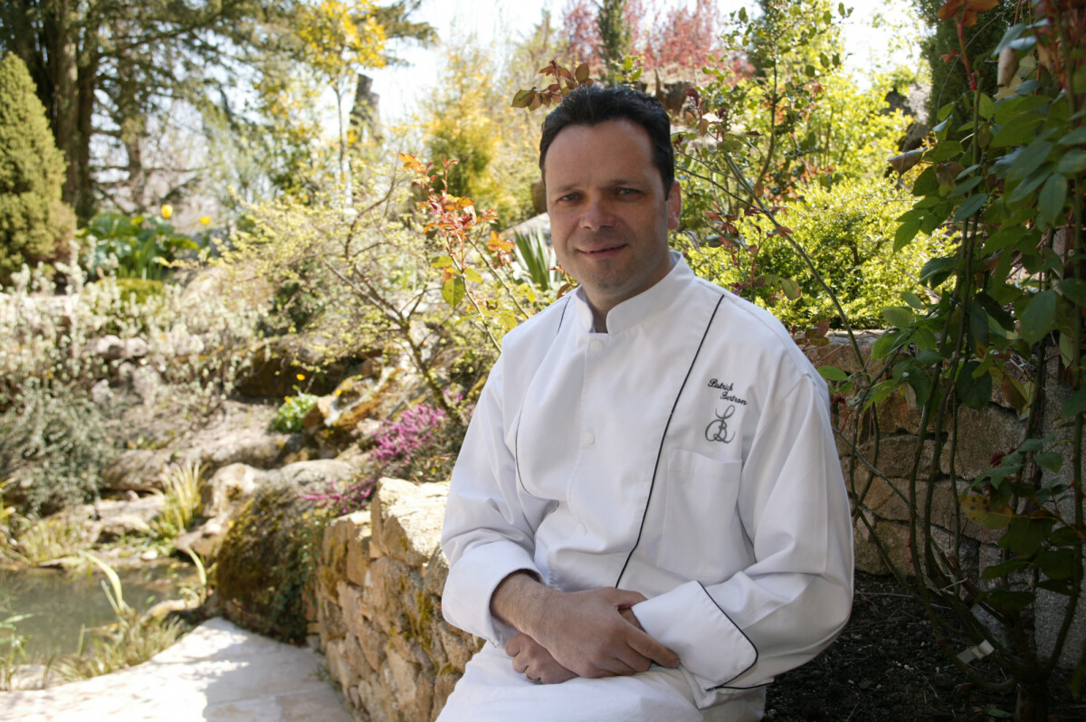 Photo : Patrick Bertron, chef du relais de Bernard Loiseau, pose à l ...