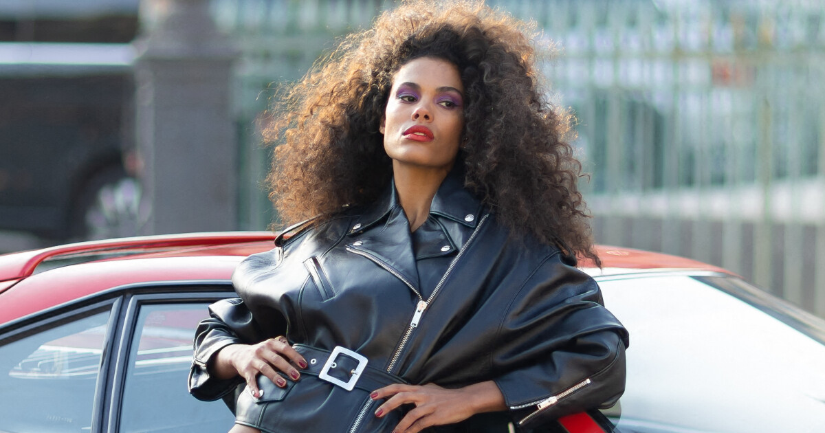Tina Kunakey fesses à l'air dans Paris : la femme de Vincent Cassel ...