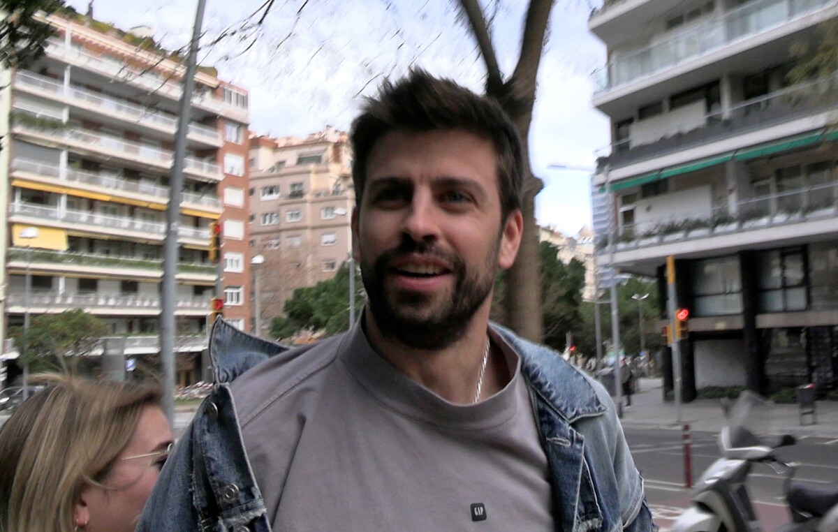 Photo : Gerard Piqué et sa nouvelle compagne Clara Chia se baladent à ...
