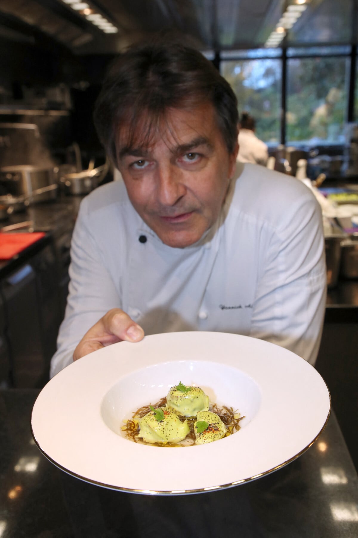 Photo : Exclusif - Le chef 3 étoiles Yannick Alleno présente un plat ...