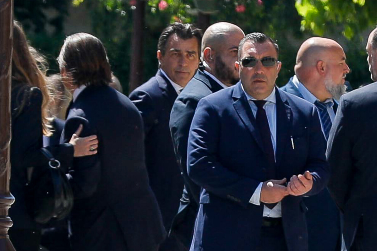 Photo : Le chef Yannick Alléno arrive en famille - Obsèques d'Antoine ...