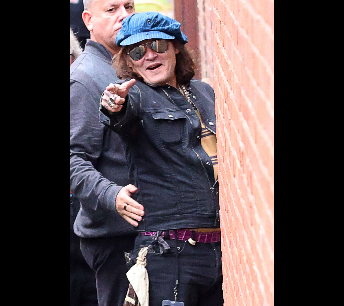Photo : Exclusif - Johnny Depp, rasé de près, et ses musiciens arrivent ...