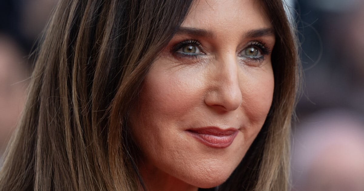 Cannes 2023 : Elsa Zylberstein hypnotisante dans une robe au décolleté ...
