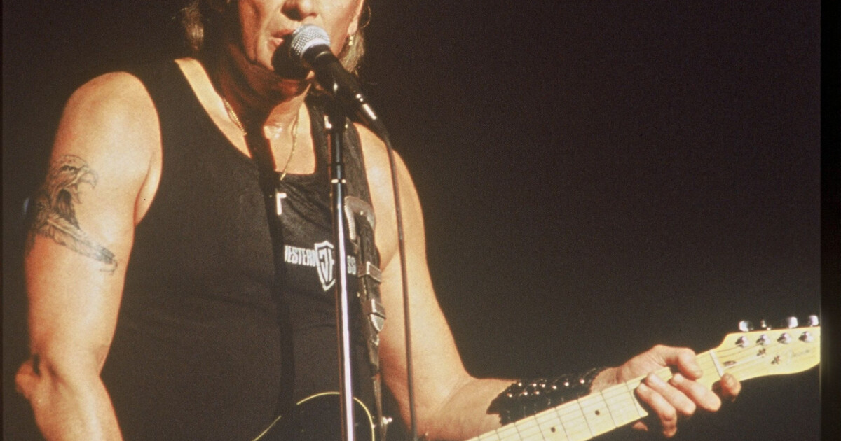 Johnny Hallyday aurait eu 80 ans : sa tombe à Saint-Barthélemy magnifiquement refleurie pour lui ...