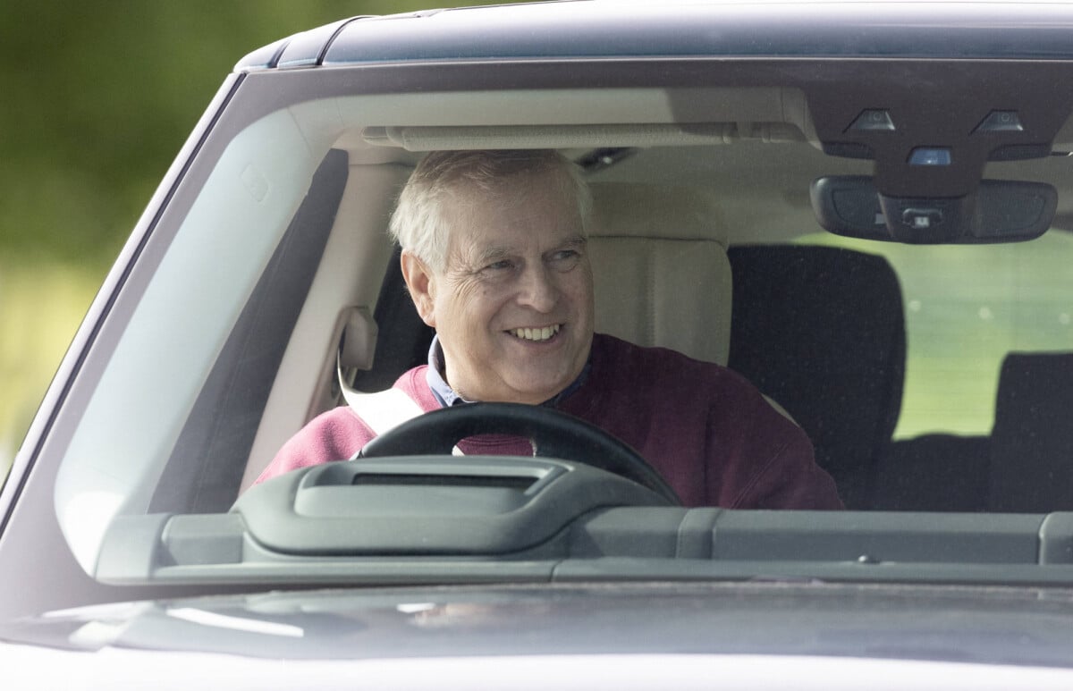 Photo : Le prince Andrew, duc d'York, arrive en Range Rover au chateau ...