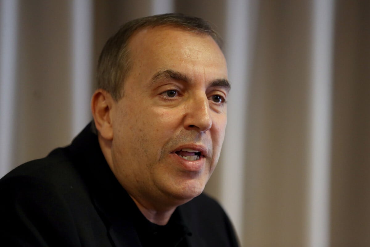 Photo : Jean-Marc Morandini fait une déclaration à la presse dans un ...
